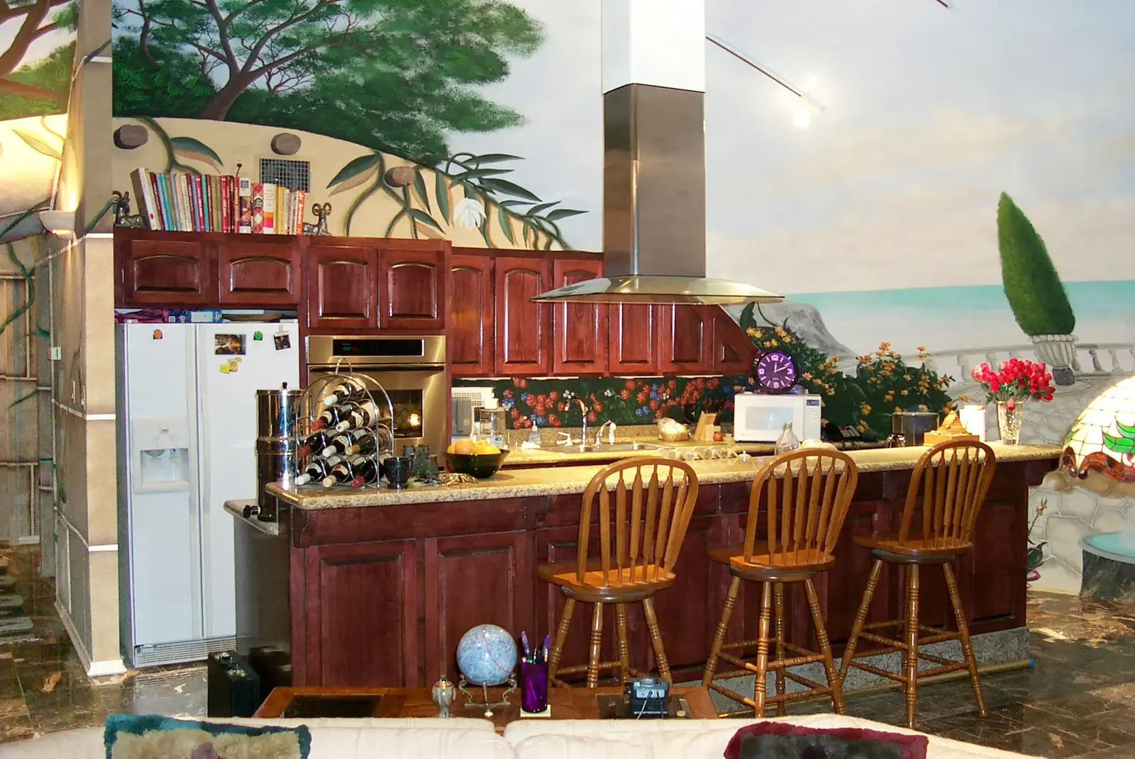 Image: The upgraded kitchen has red oak cabinets and beige granite ...