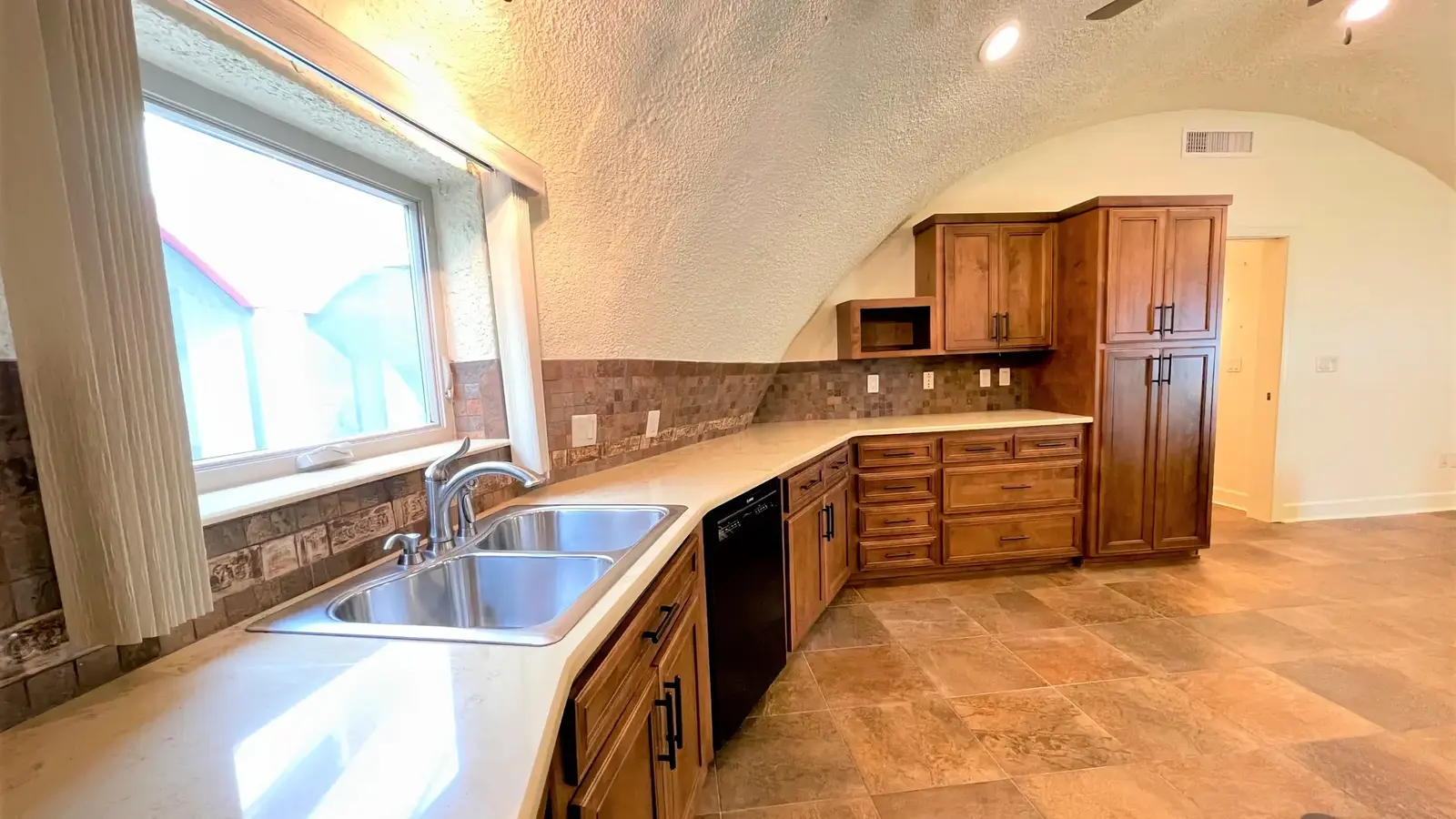 Image: Long Quartz Countertop Workspace in the Kitchen - Monolithic ...